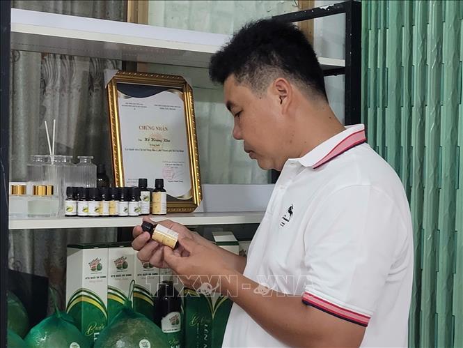 The young director takes Song Xoai green-skinned pomelos to a wider market.