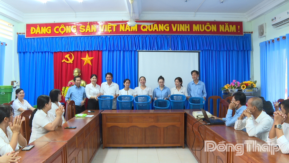 Phu Huu launches the "Turning plastic waste into money" model.