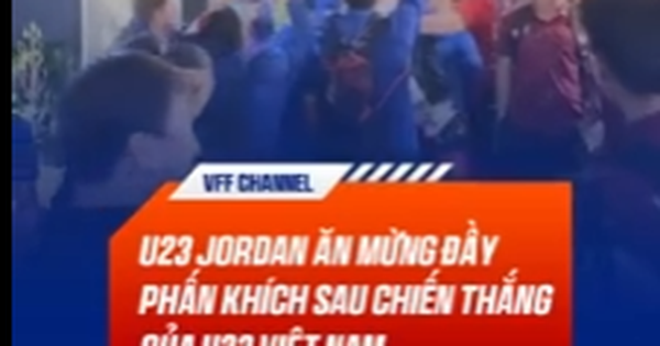 Jordan traf im Hotel ein, um mit der vietnamesischen U23-Mannschaft den ...