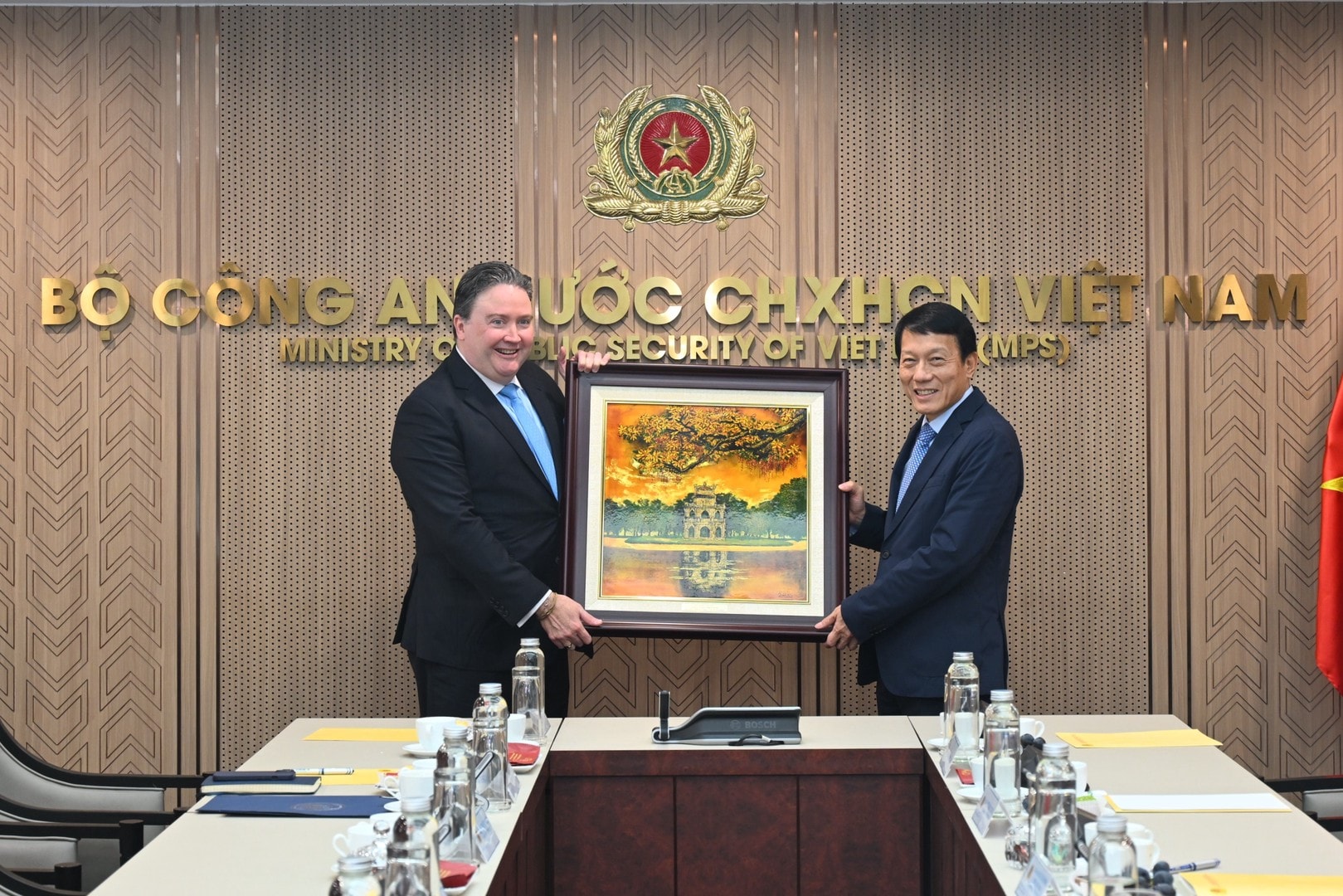 Minister Luong Tam Quang receives the US Ambassador who came to bid ...