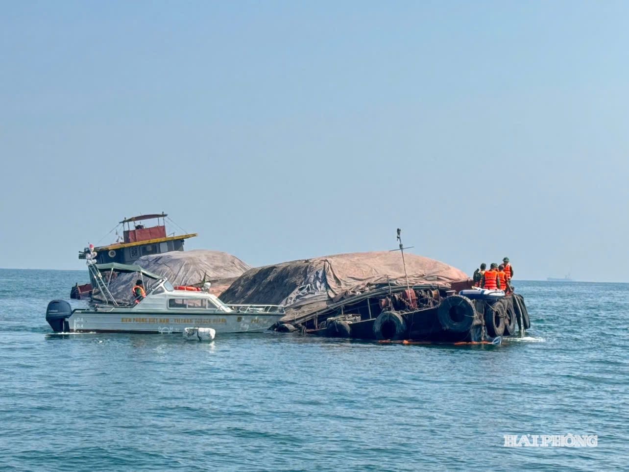 The Hai Phong Border Guard promptly rescued a cargo ship and its three ...