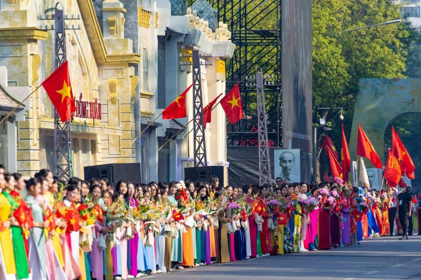 The Politburo chose November 24th as Vietnam Culture Day, and the whole ...