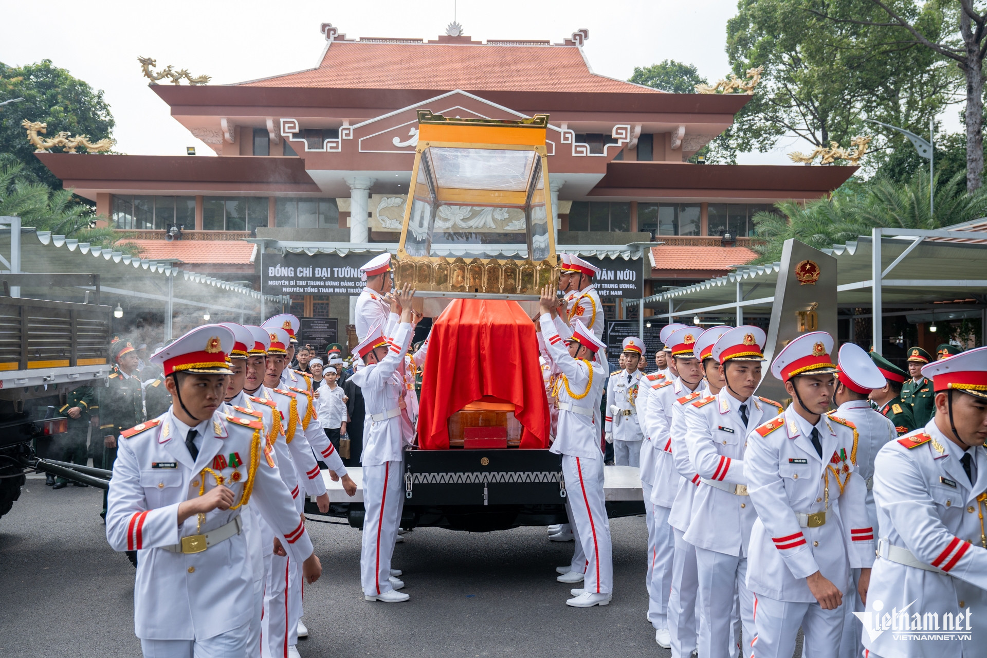 With deep sorrow, we bid farewell to General Le Van Dung as he returns ...