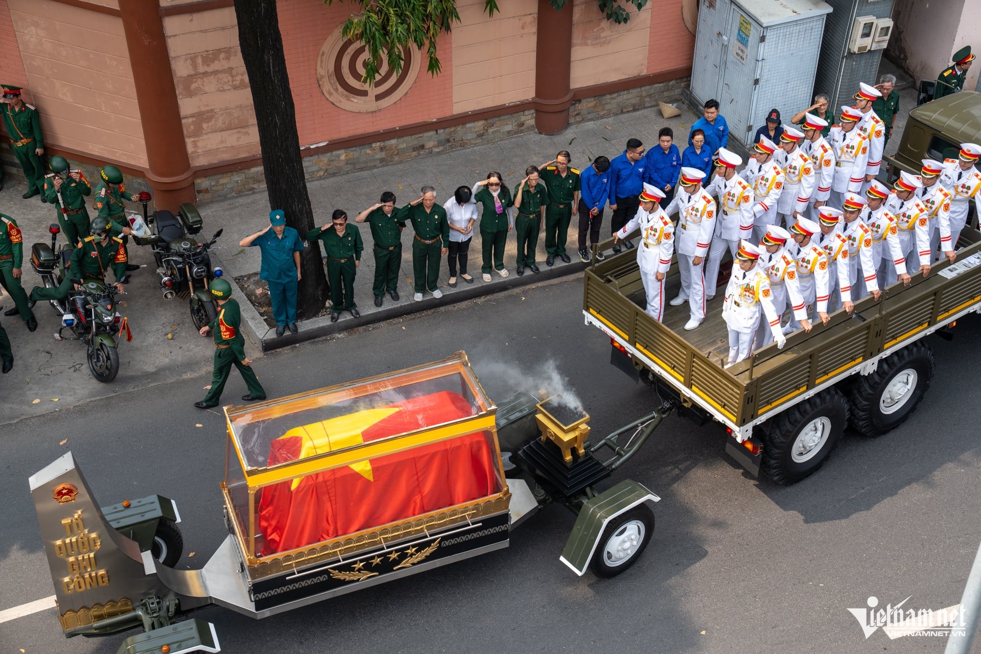 With deep sorrow, we bid farewell to General Le Van Dung as he returns ...