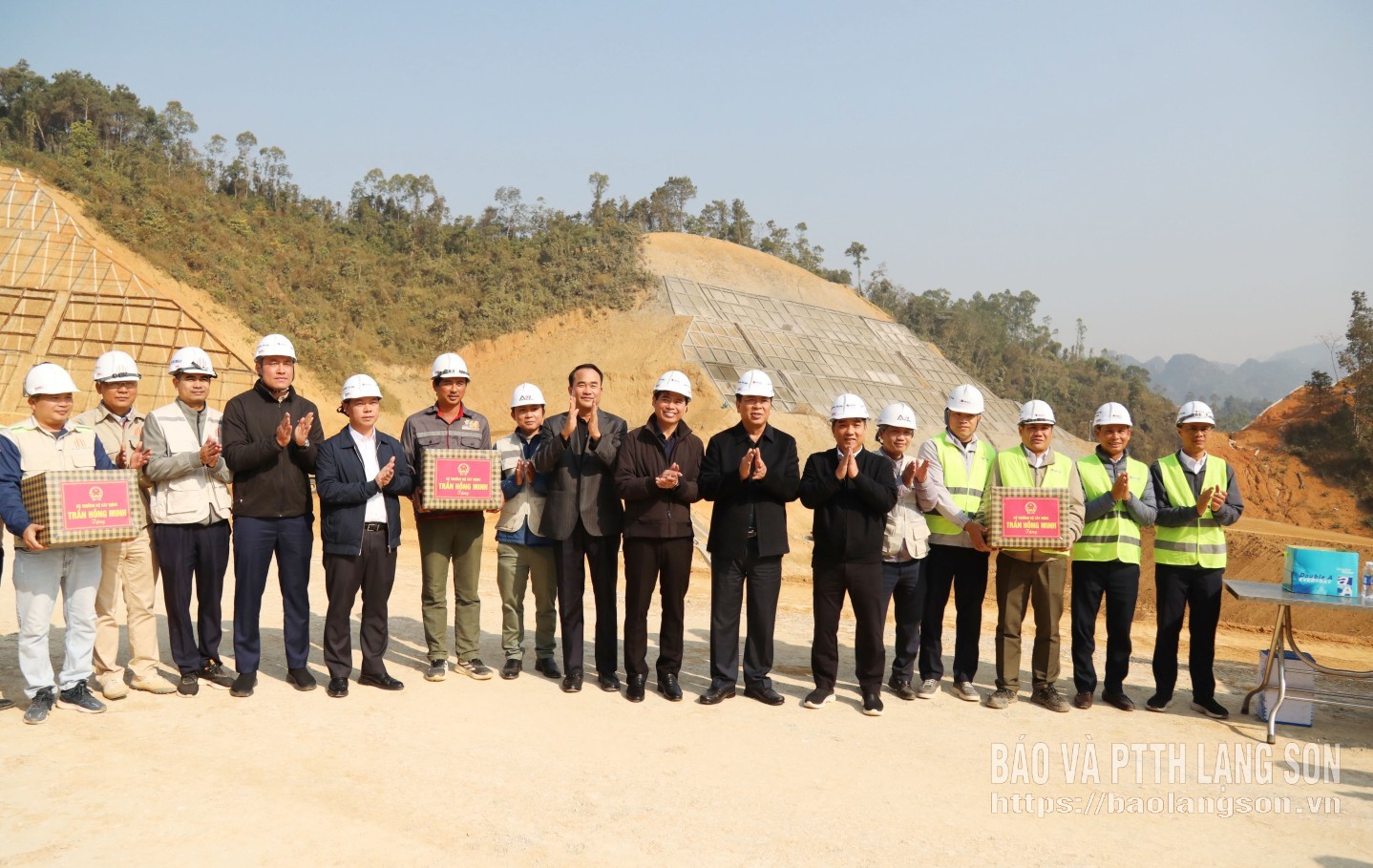 The Minister of Construction inspects the progress of the Huu Nghi ...