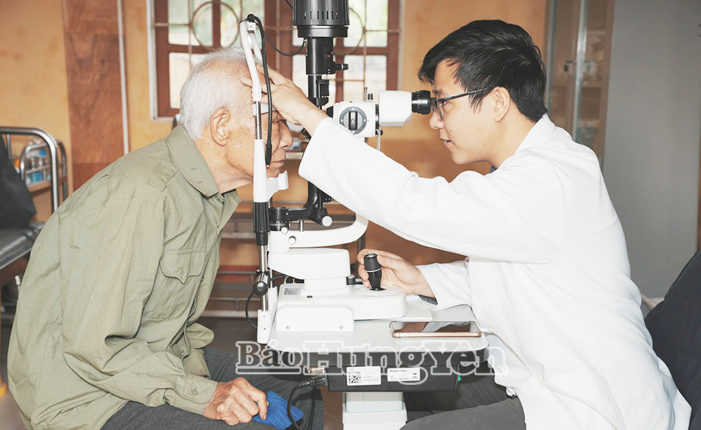 Over 200 elderly people and those with eye diseases in Hong Quang ...