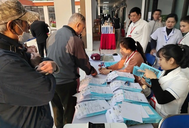 Doctors from Hanoi Medical University Hospital visited the ward's ...