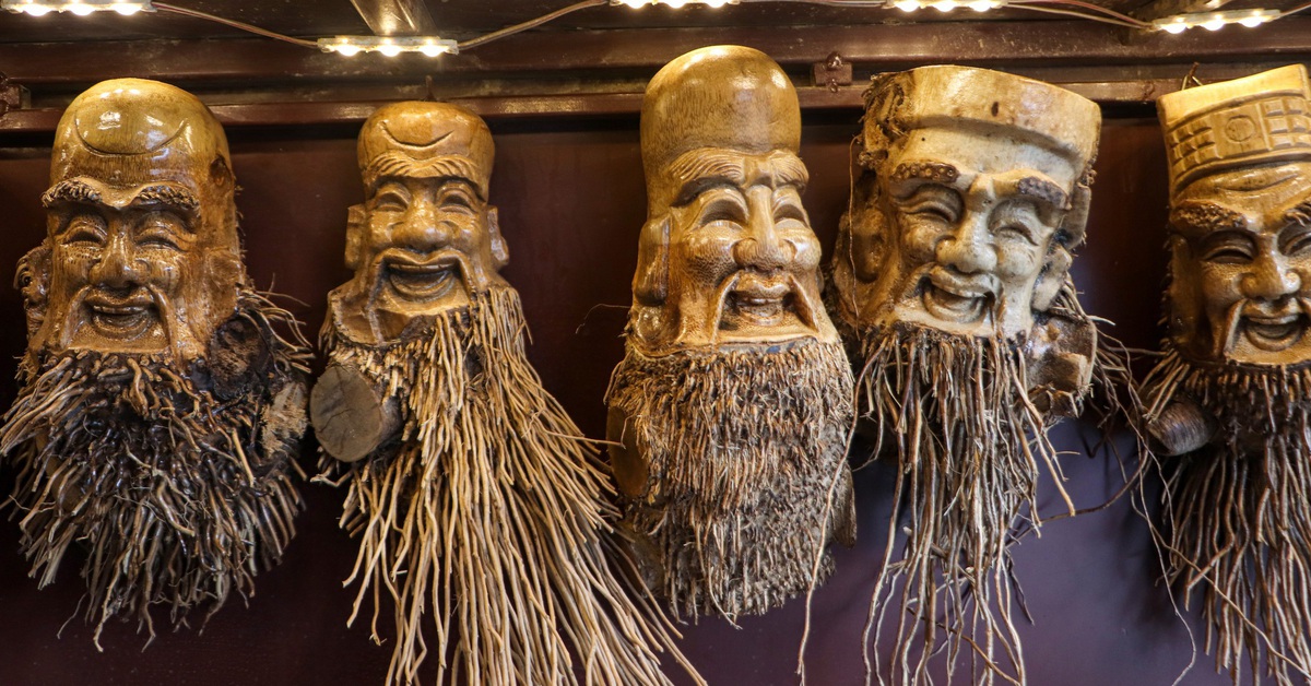 Visita Hoi An para ver a los artesanos crear raíces de bambú sonrientes.