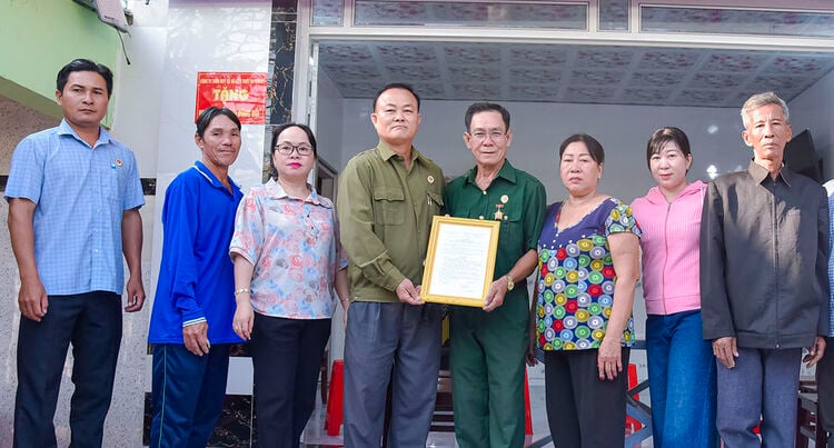 Giang Thanh Commune hands over "Comradeship House"