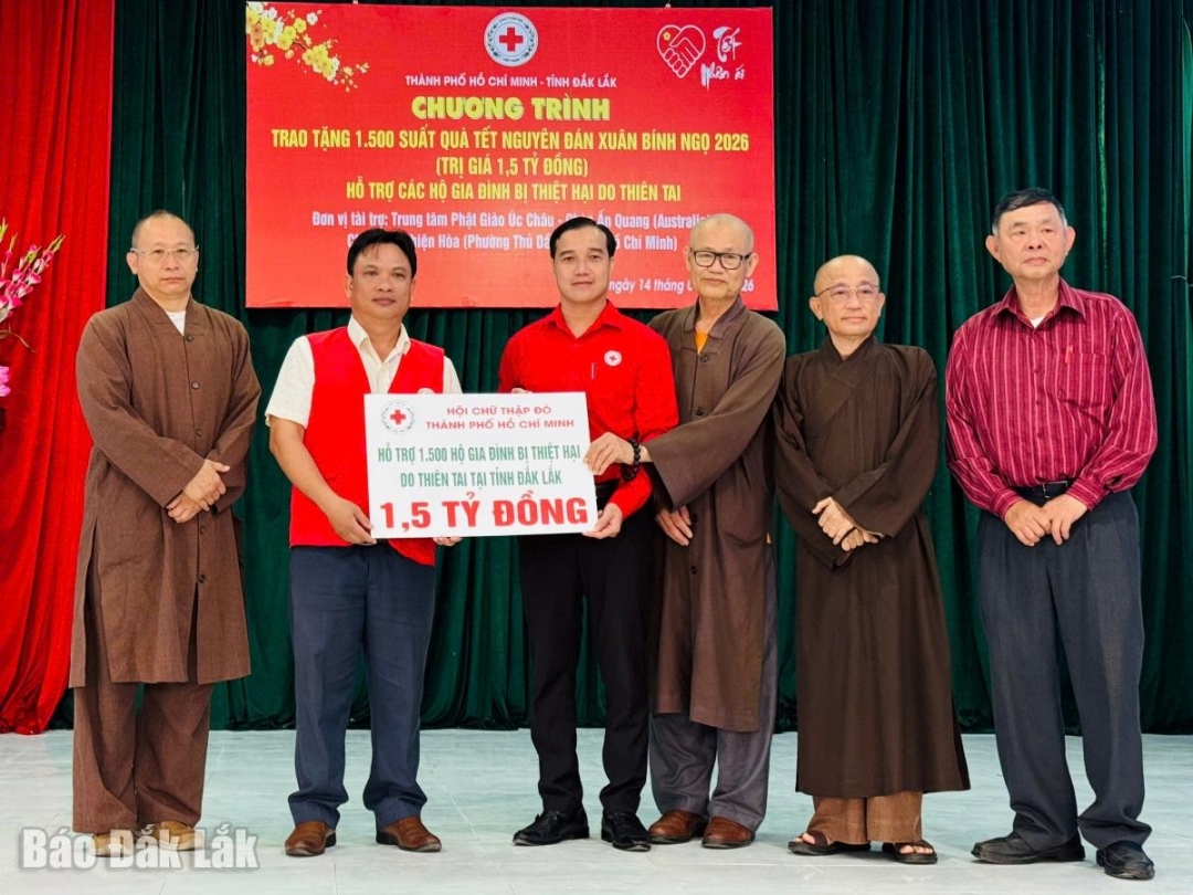 1,500 Tet holiday gift packages were distributed to support people ...