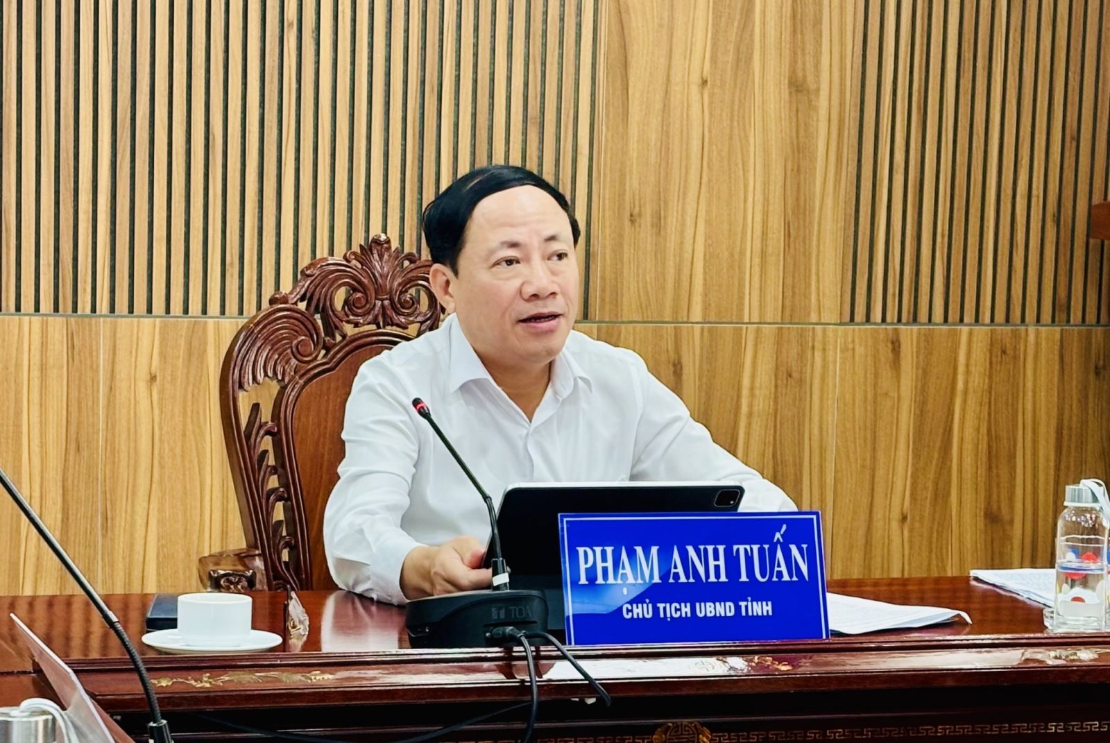 Chairman of the Provincial People's Committee Pham Anh Tuan held a ...