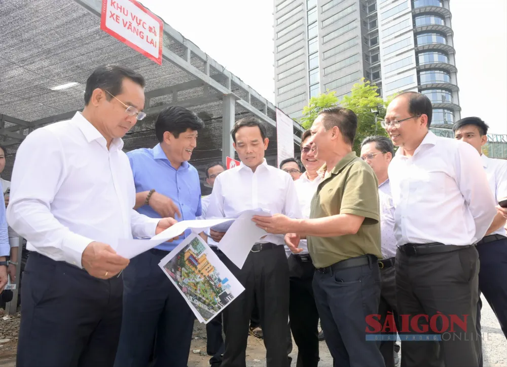 Líderes da cidade de Ho Chi Minh inspecionam o andamento da reforma de ...