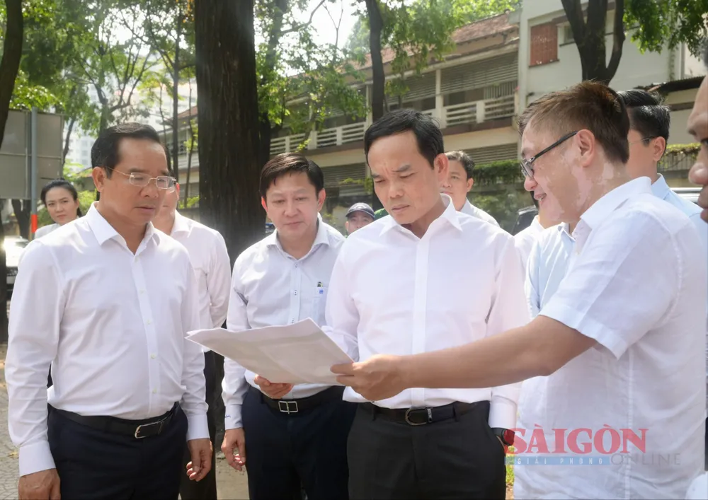 Les dirigeants de Hô Chi Minh-Ville inspectent l'avancement des travaux ...