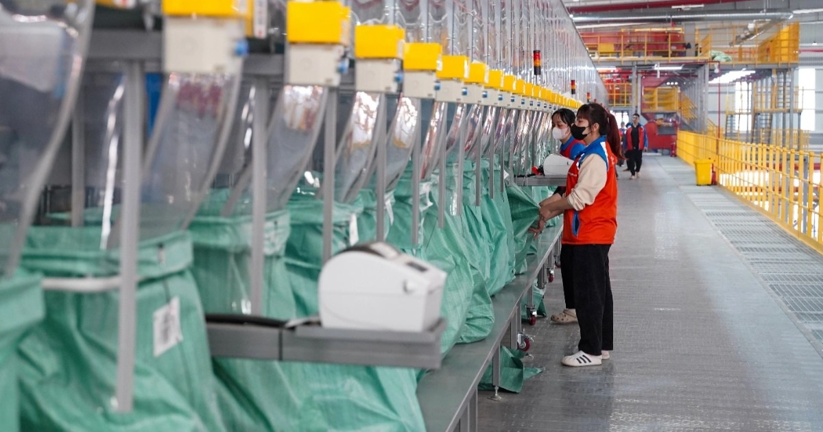 Giao Hang Nhanh (Fast Delivery) launches a transit center with an ...