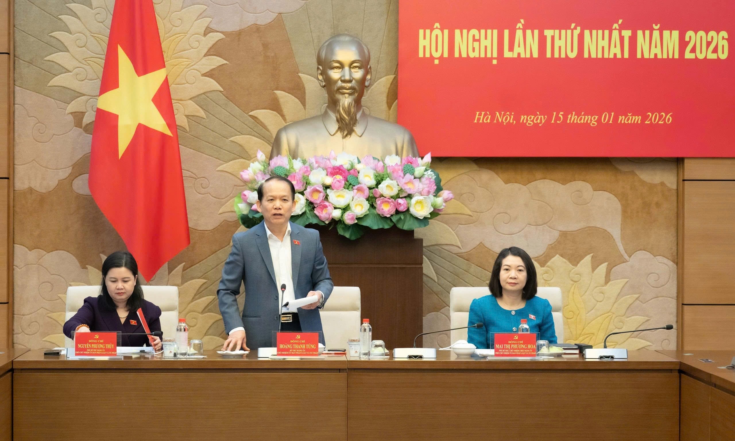 O vice-presidente da Assembleia Nacional, Nguyen Khac Dinh, participou ...