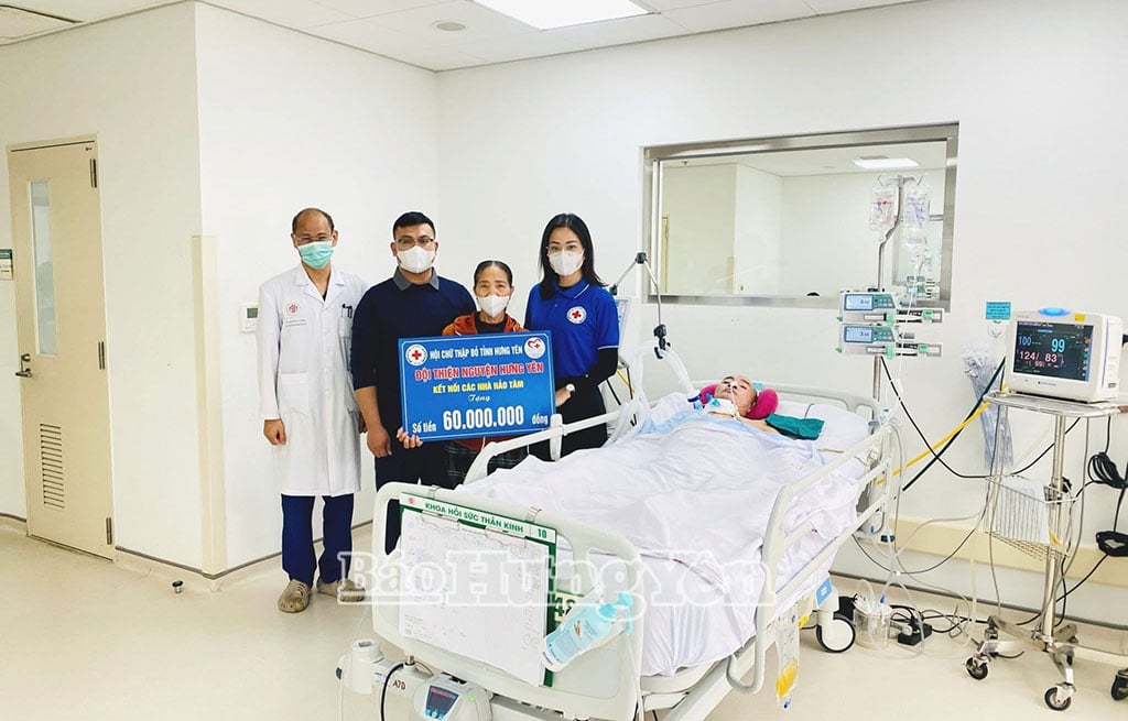 Tim relawan Hung Yen menyumbangkan 61 juta VND untuk membantu ...