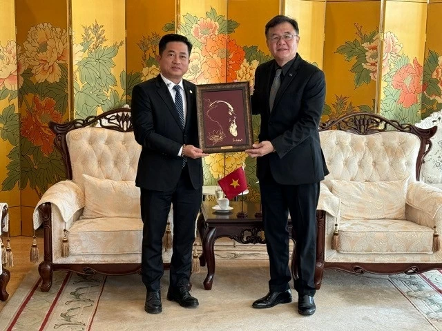 The Consul General of Laos and the Governor of Khon Kaen province ...
