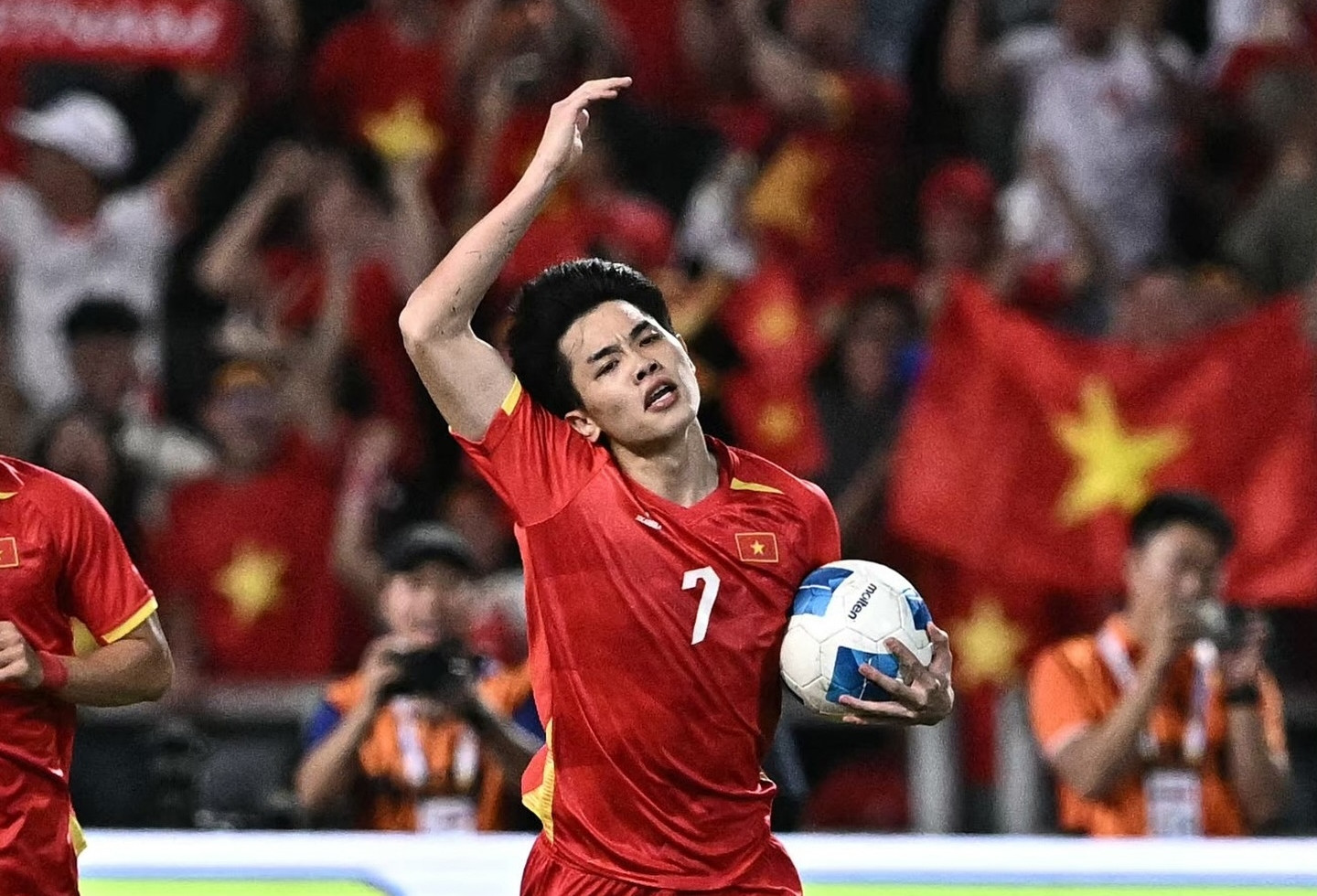 Dinh Bac receives special honor from AFC, surprising statistics from ...