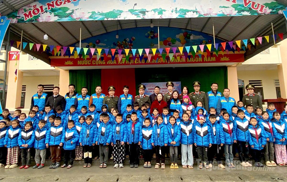 The Tuyen Quang Provincial Police are implementing the "Warm Clothes ...