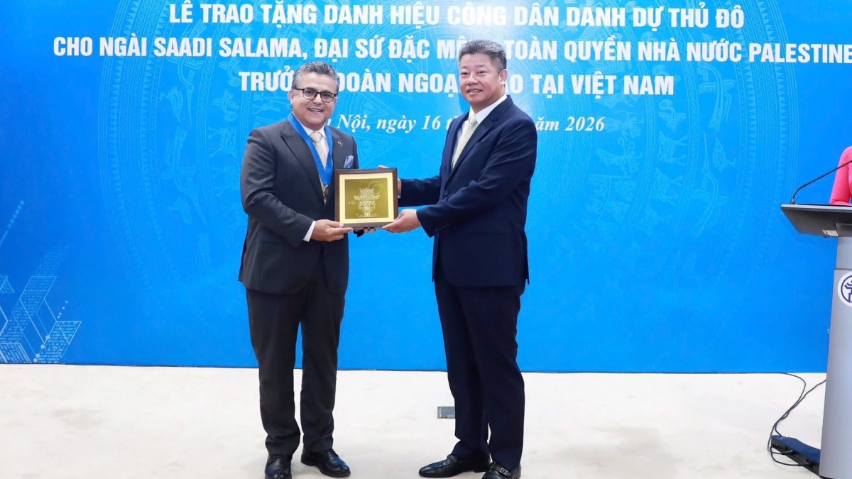 Duta Besar Saadi Salama dianugerahi gelar Warga Kehormatan Hanoi.
