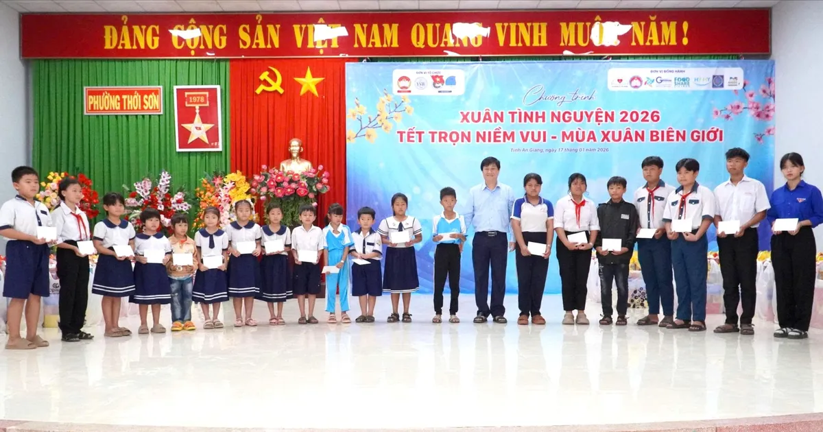 An Giang: Se distribuyeron cientos de regalos para el Tet y se brindó ...