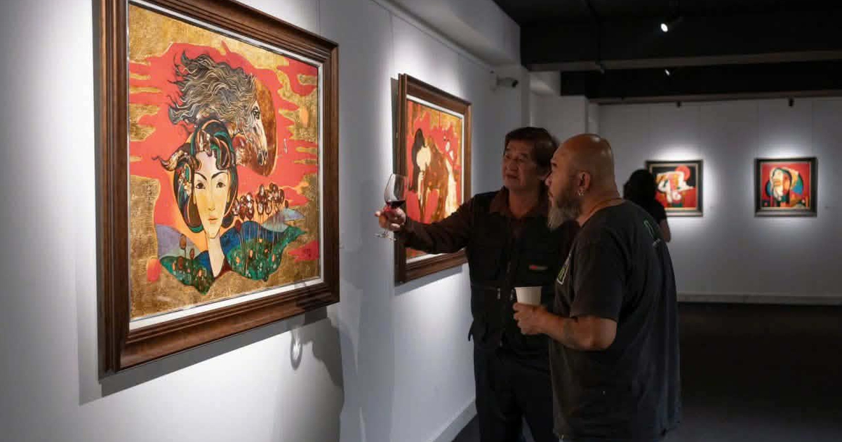 El artista Van Y con su exposición de pintura 'Fragancia nocturna'