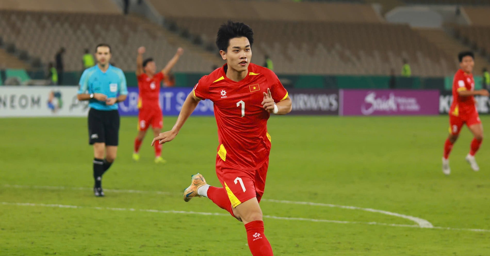 Dinh Bac sends a special message to the Vietnam U23 team after a nail ...