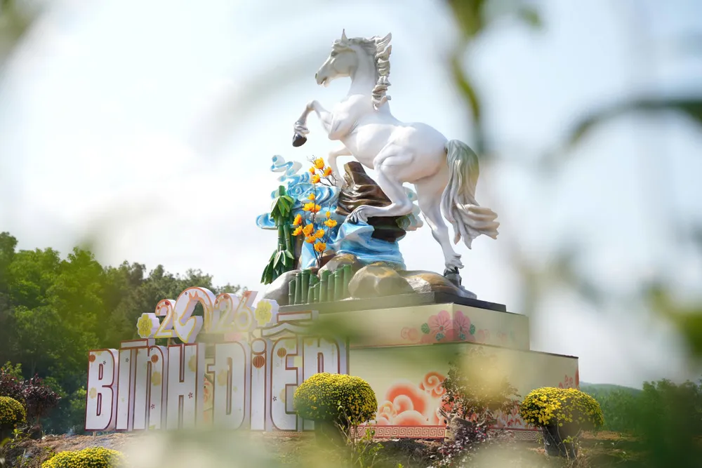 La mascotte du Cheval Blanc, célébrant l'Année du Cheval, est apparue ...