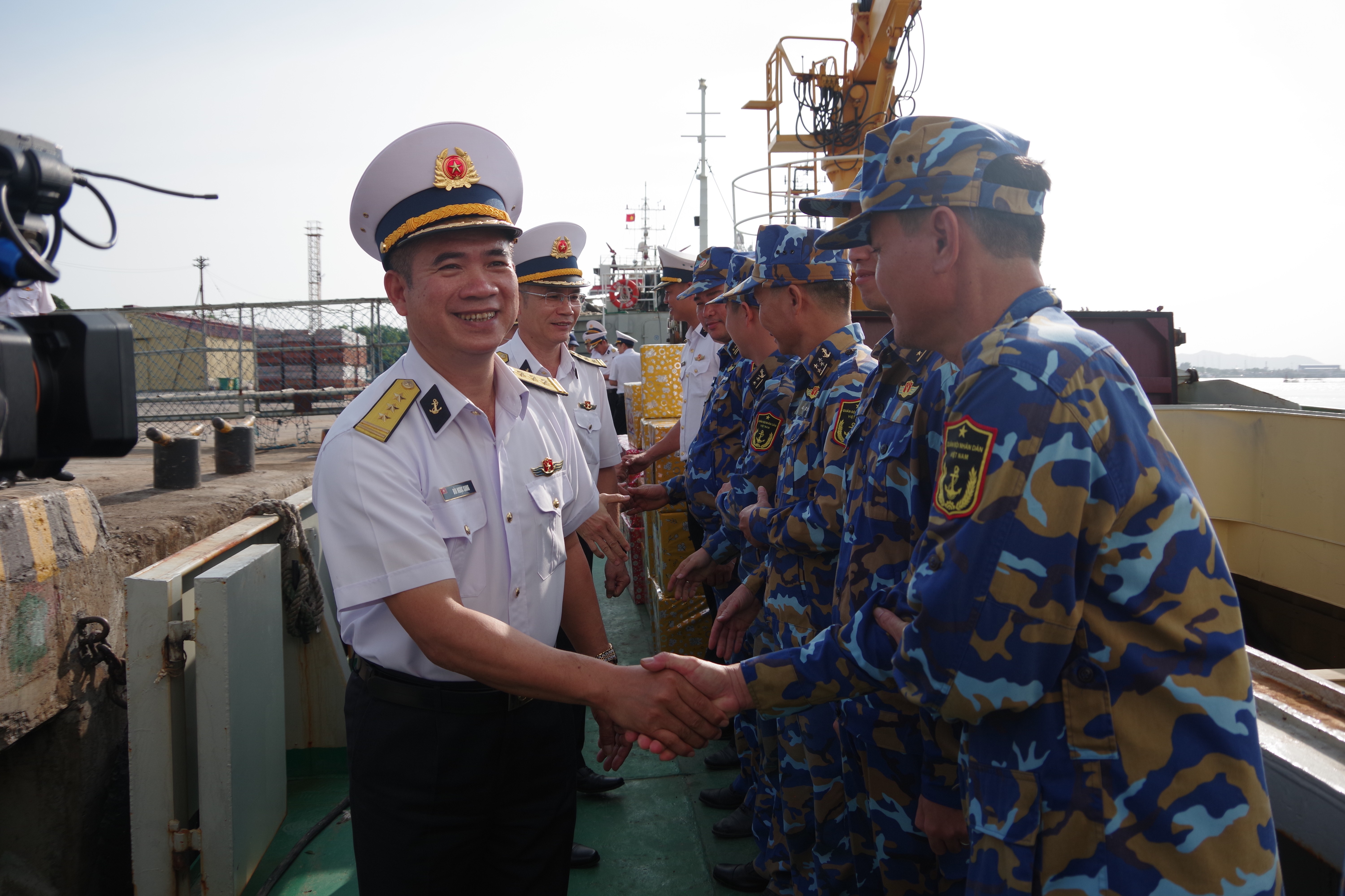 Bringing early Tet gifts to the Truong Sa Special Economic Zone.