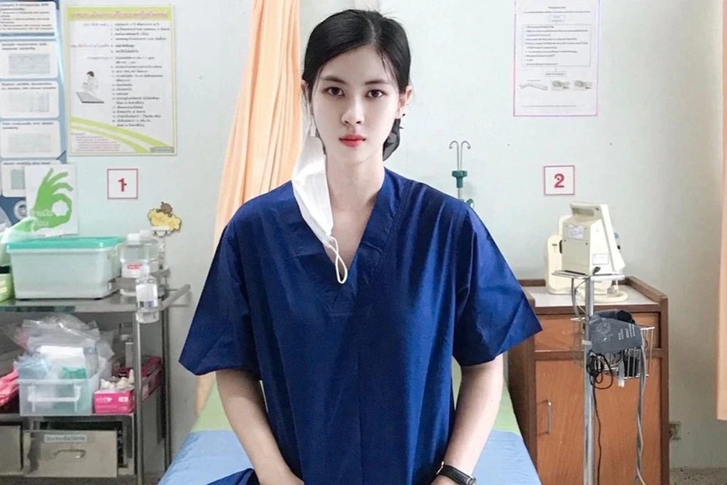Nữ CĐV xinh đẹp của Thái Lan mến mộ Đình Bắc và U23 Việt Nam