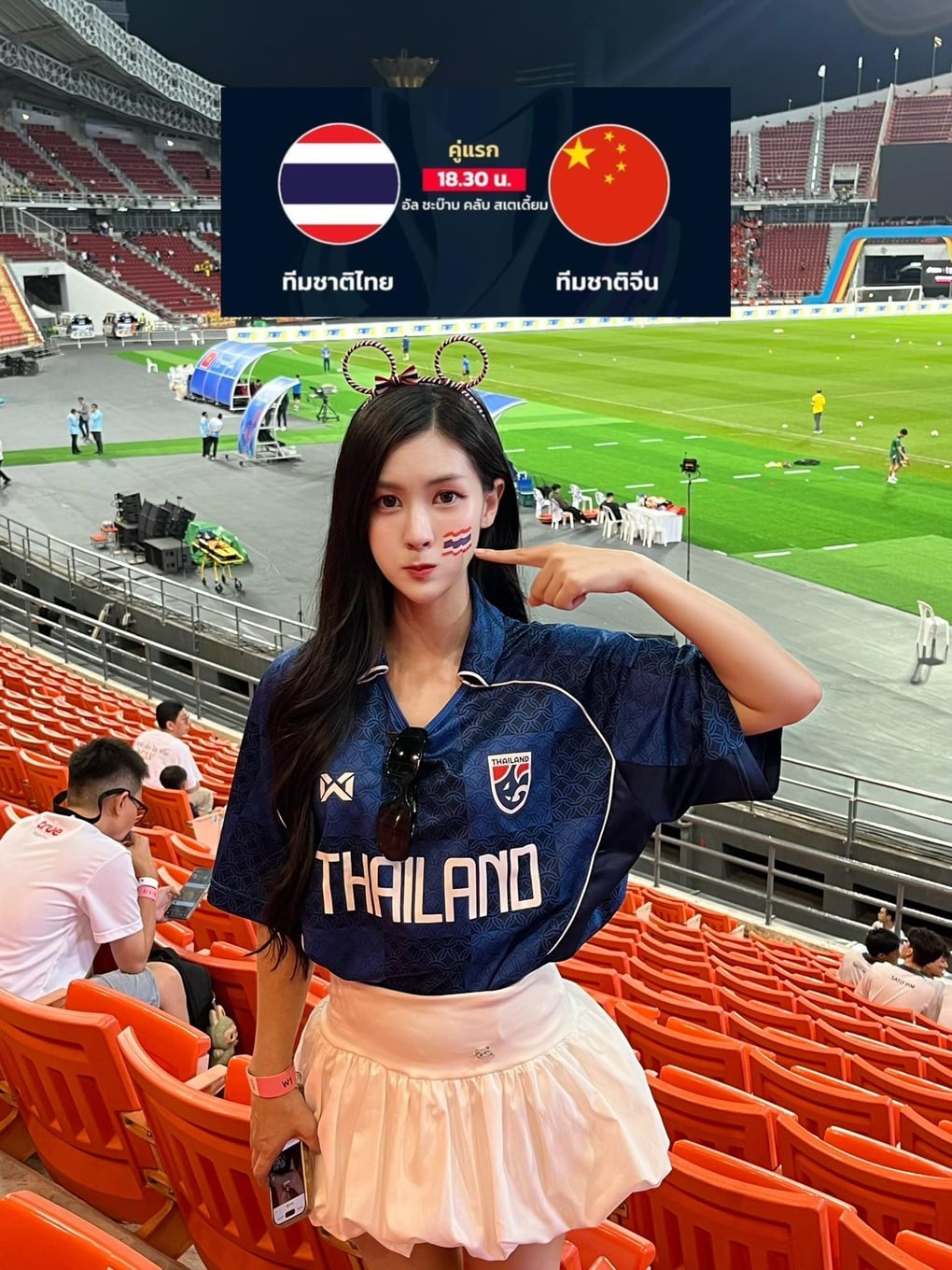 Nữ CĐV xinh đẹp của Thái Lan mến mộ Đình Bắc và U23 Việt Nam