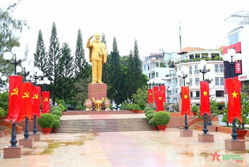 Flags and flowers flutter in celebration of the 14th National Congress ...