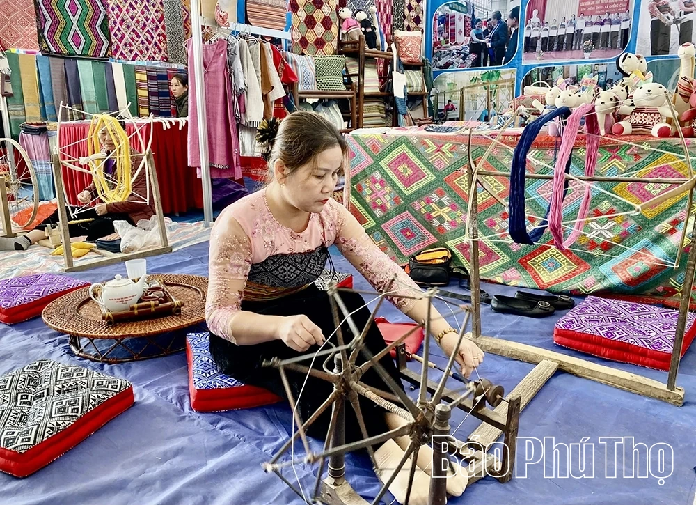 Experience the essence of traditional brocade weaving of the Thai ...