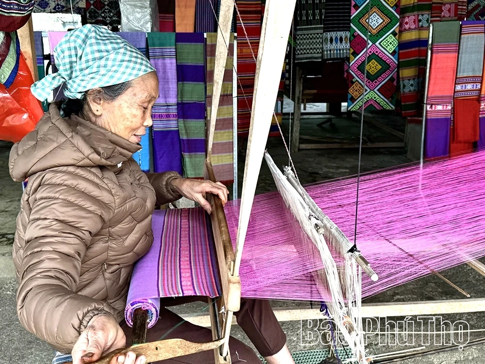 Experience the essence of traditional brocade weaving of the Thai ...