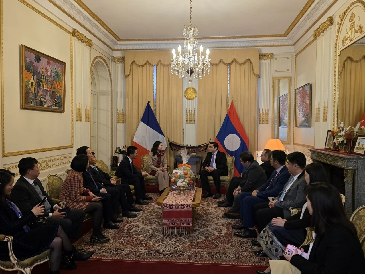 La Embajada de Vietnam en Francia felicita a Laos por su 12º Congreso ...