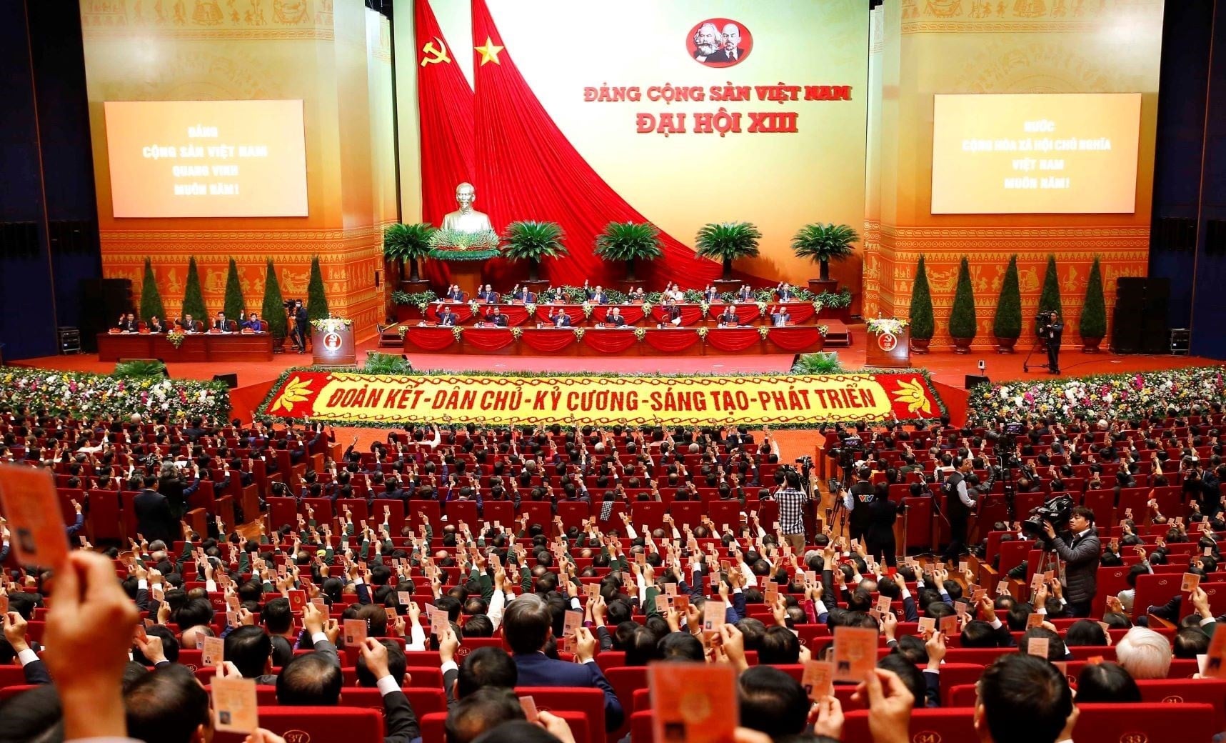 Era kebangkitan semula negara dan misi sejarah Parti Komunis Vietnam.