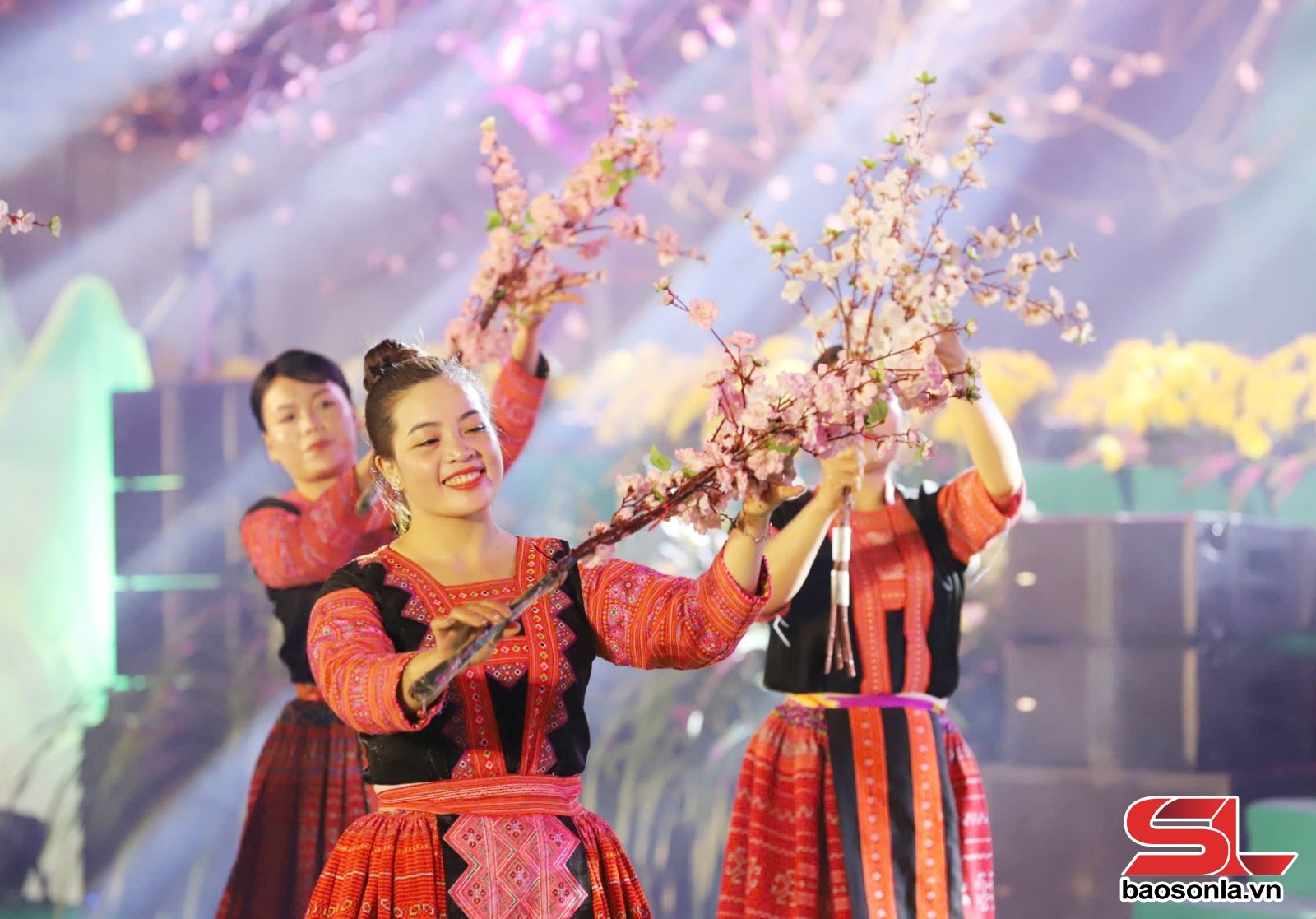Art program "Moc Chau Enchanted by the Flower Season"