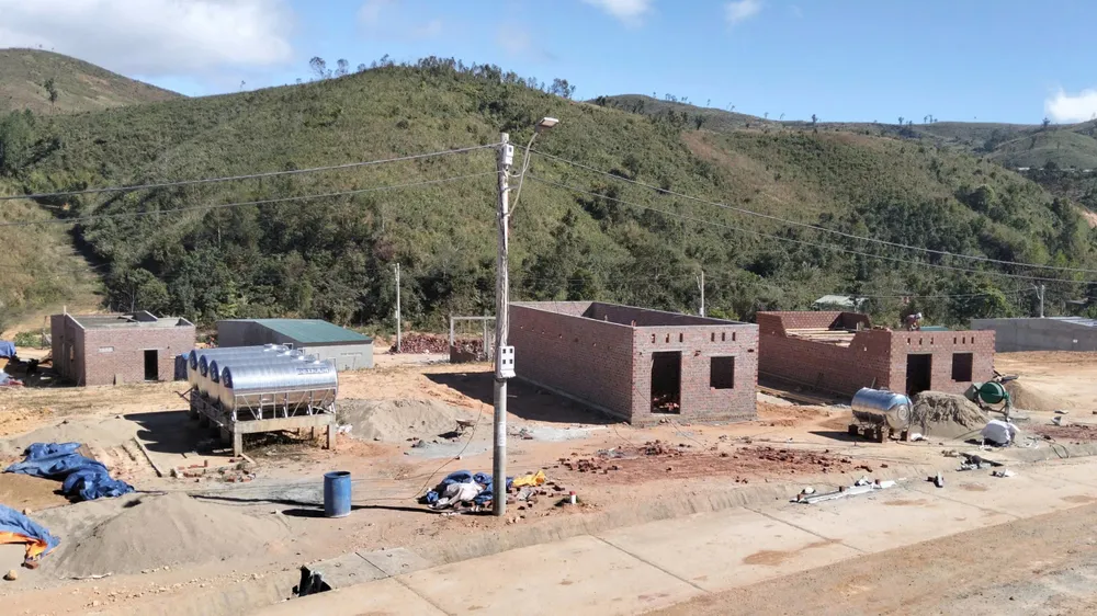Quang Ngai: Angehörige der ethnischen Minderheit der Xo Dang bauen ...