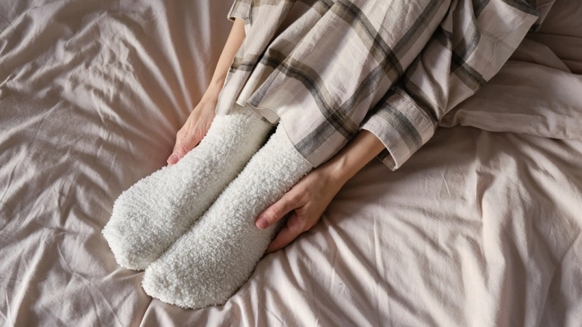 Methods to warm your body for better sleep in winter.