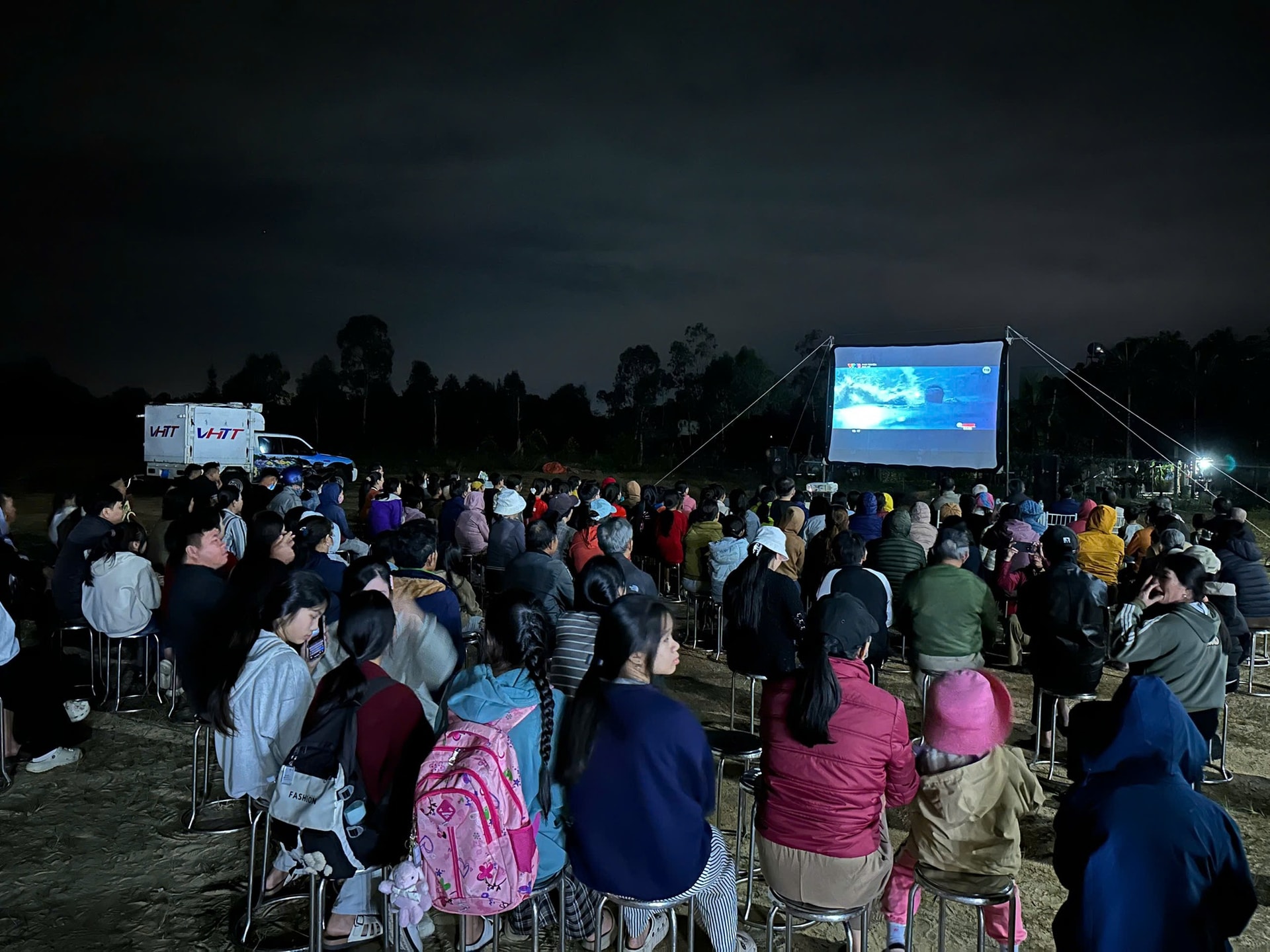 Da Nang screens mobile films to celebrate the 14th National Congress of ...