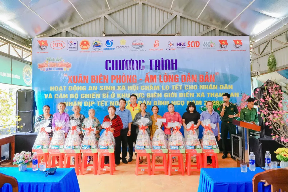 Ho Chi Minh City youth participate in the "Spring for Soldiers" campaign.