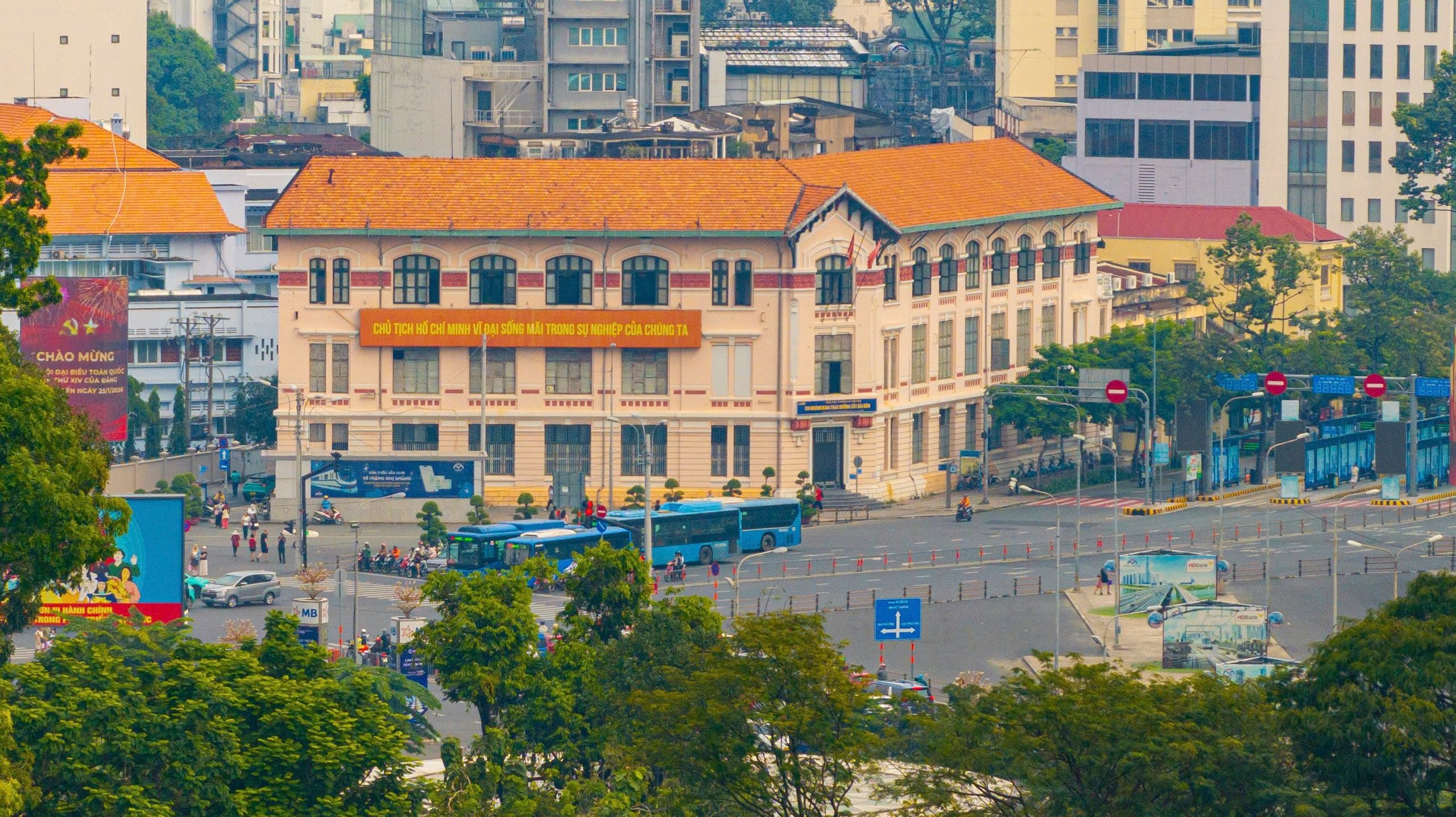 What's so special about the 111-year-old building near Ben Thanh Market in Ho Chi Minh City?