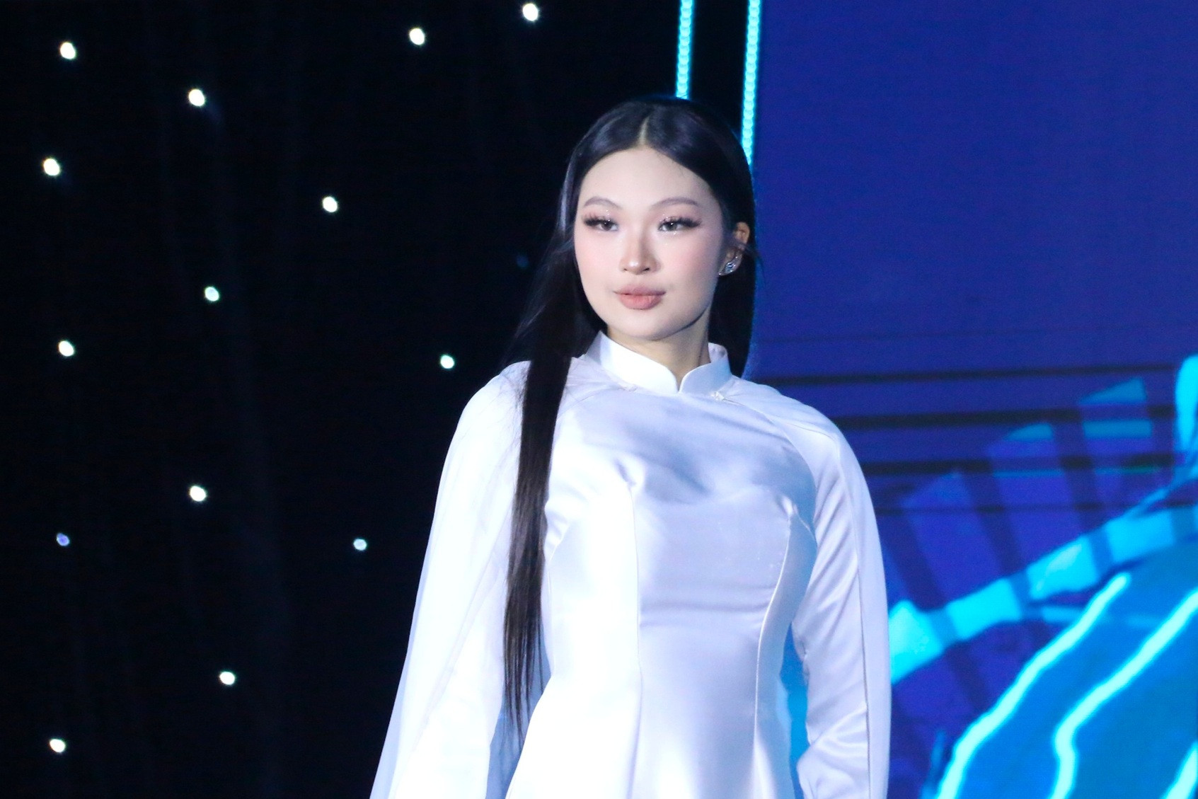 Die liebliche Schönheit der Miss Foreign Trade University.