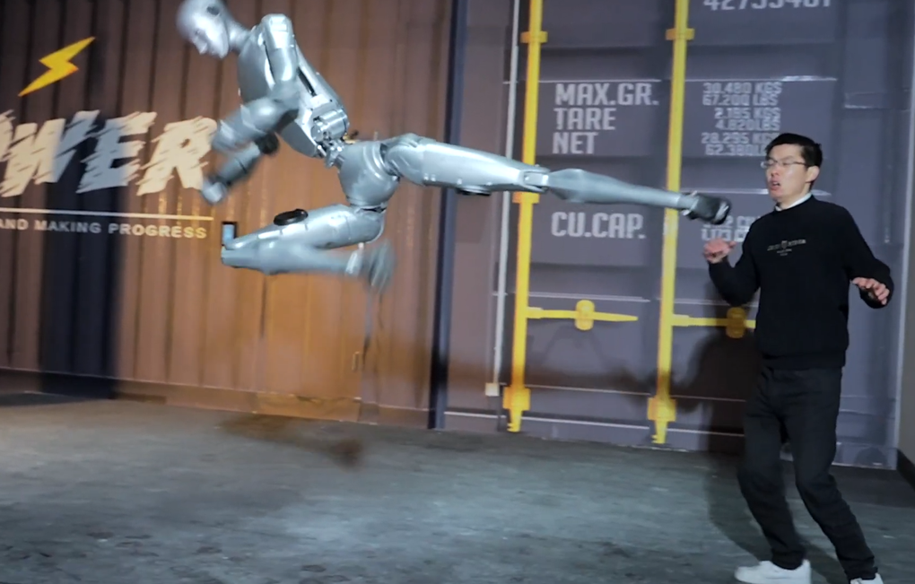 中国：人型ロボットが驚異的な武術スキルを披露。