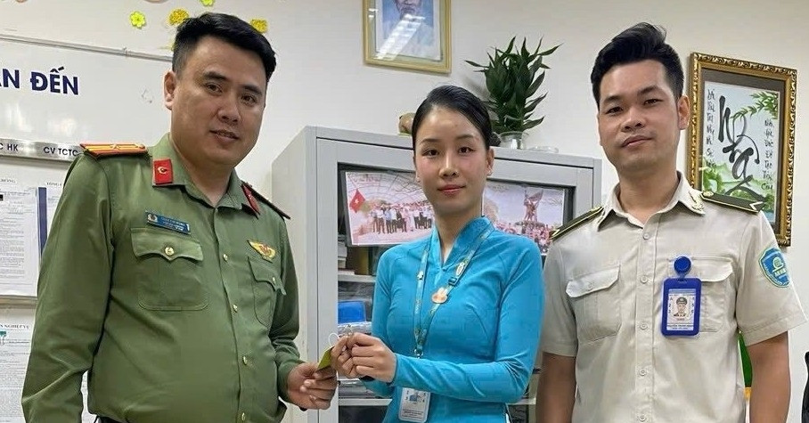 Eine Touristin brach in Tränen aus, als sie am Flughafen Da Nang ihren ...