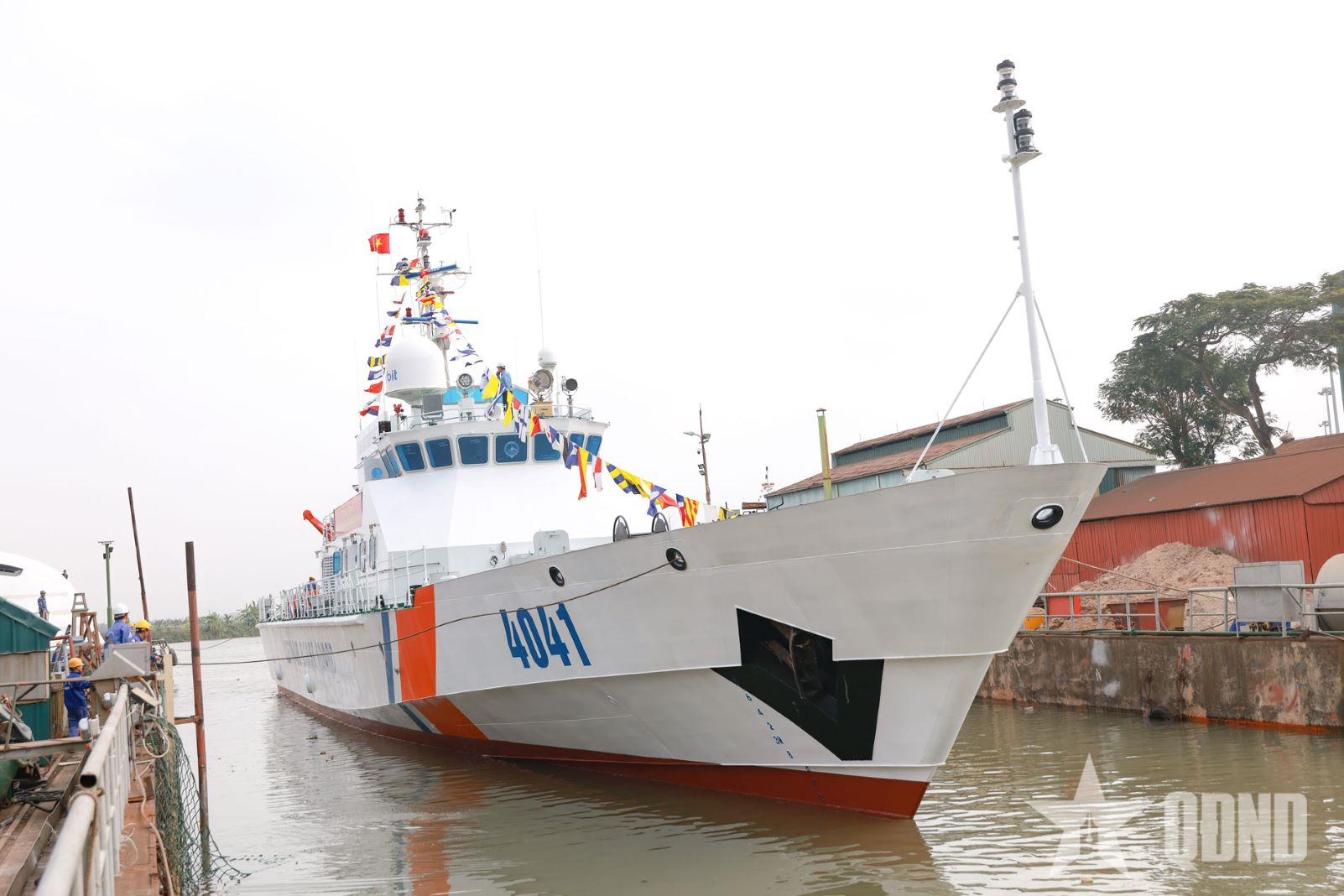 The 11th TT-400 high-speed patrol boat of the Vietnam Coast Guard has ...