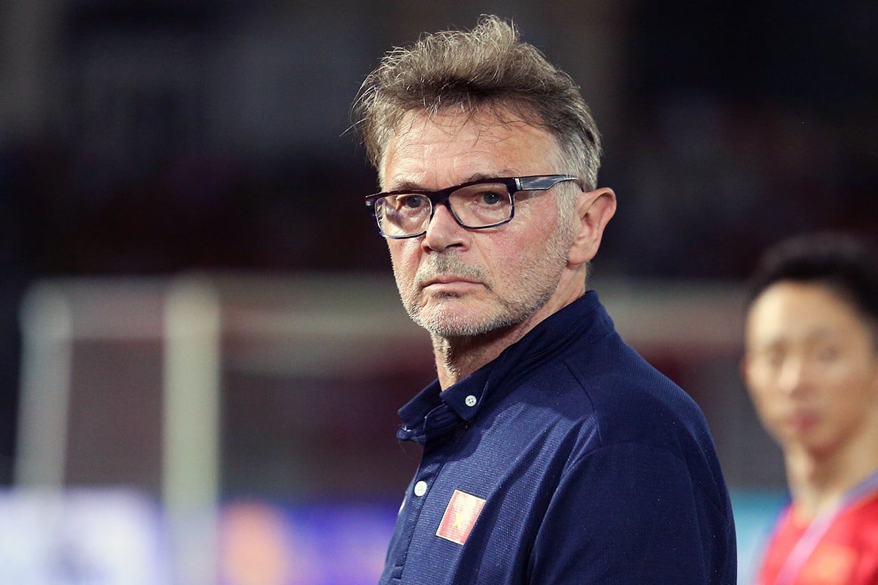 Trainer Philippe Troussier ist erneut mit seinem Versuch gescheitert ...