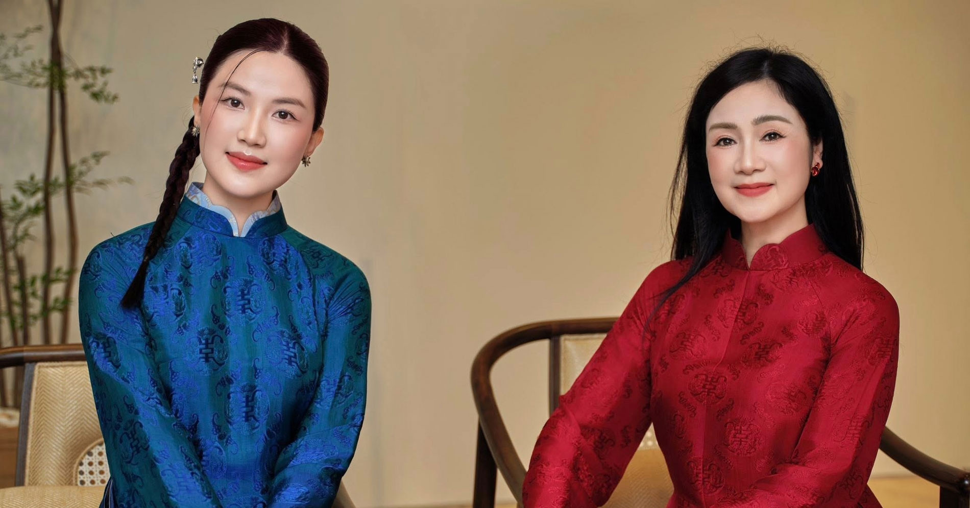 Seniman Rakyat Thu Hà terlihat sangat muda di samping rekannya yang ...
