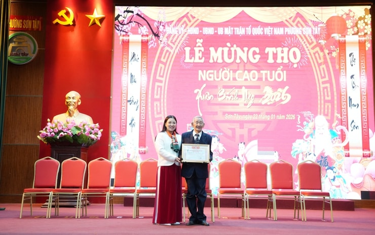 Son Tay célèbre l'anniversaire de 300 personnes âgées de 80 à plus de ...