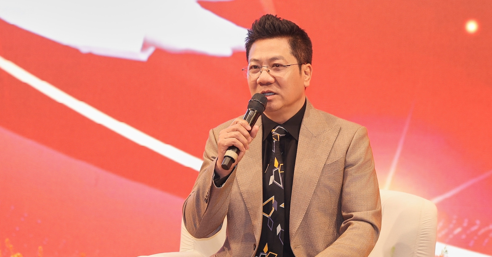 La raison pour laquelle Quoc Hung, artiste du peuple, a invité une chanteuse de 25 ans sa ...